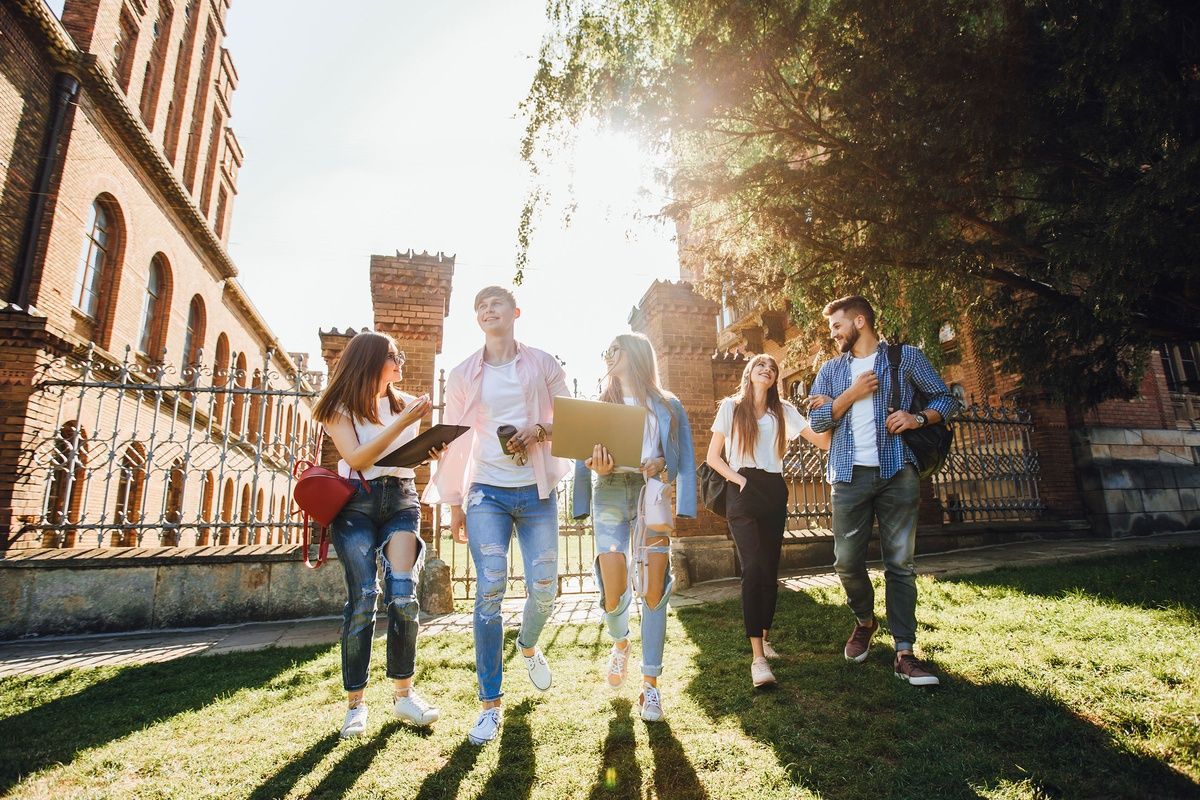 What are the advantages of going to university? Discover them